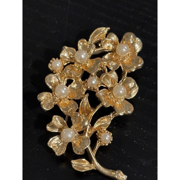 Unbranded | Jewelry | Vintage Gold Tone Cluster Of Flowers With Faux ...
